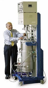 Yusuf Chisti and a bioreactor — Science Learning Hub